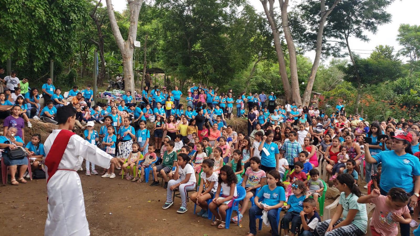 “Missionettes” bring the Gospel to Honduras villages - Mission Network News